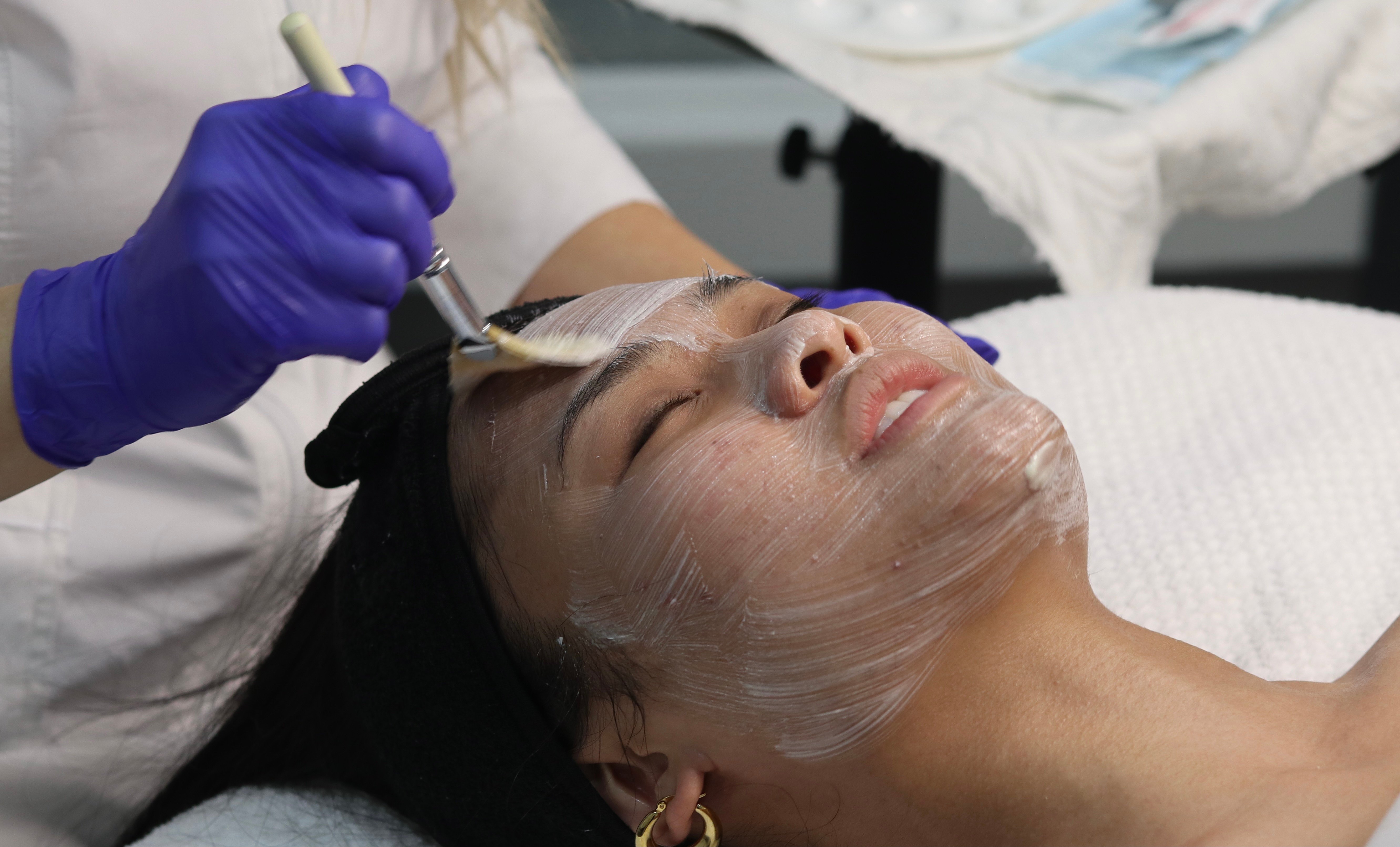 The 10 Steps of a Pro Facial